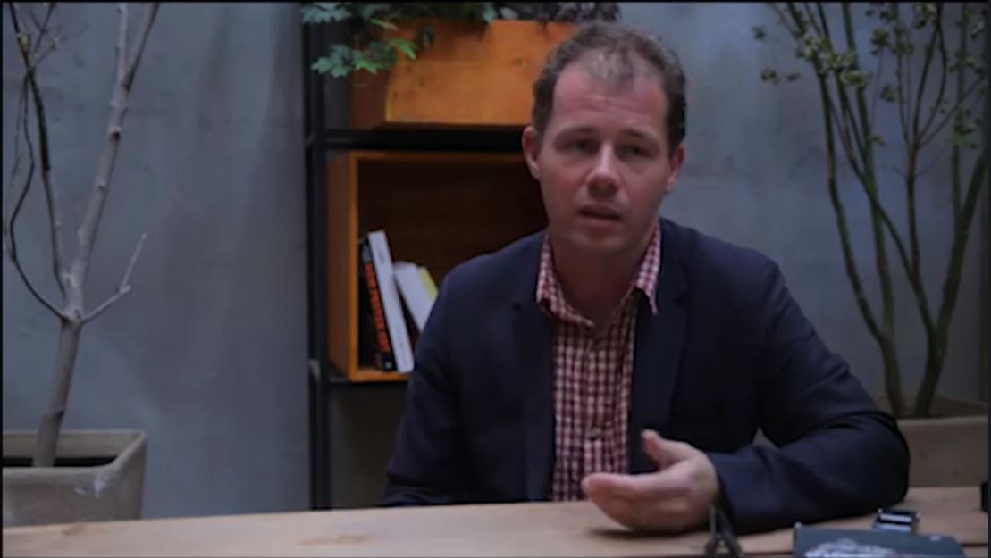 ویدئوی گفت‌وگوی شبکه آفتاب با کریستوفر دوبلِگ نویسنده‌ی کتاب “تراژدی ...