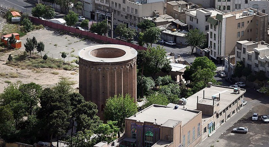 برج طغرل کج شد