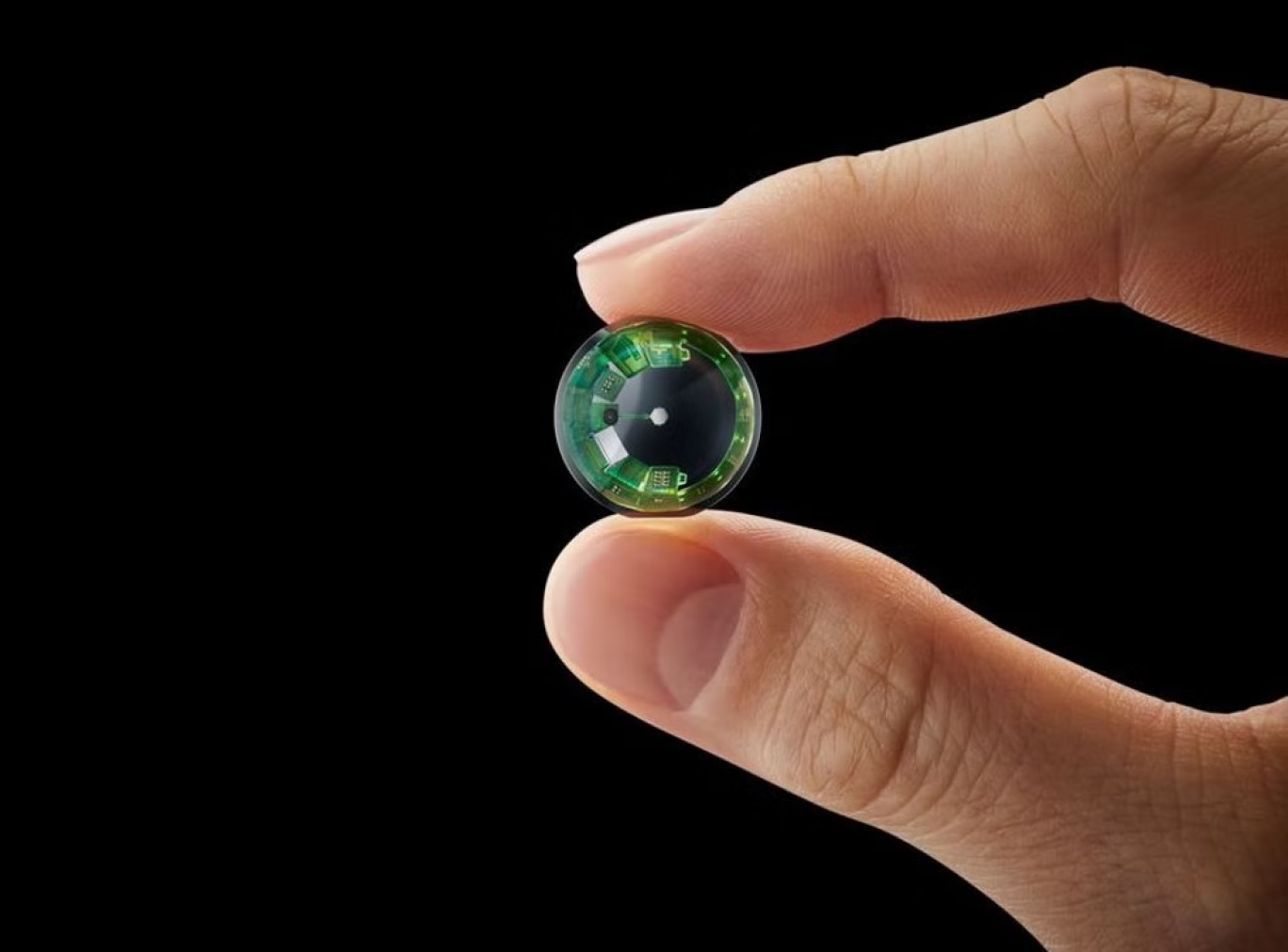 لنز هوشمند صفحه نمایش را روی کره چشم قرار می‌دهد